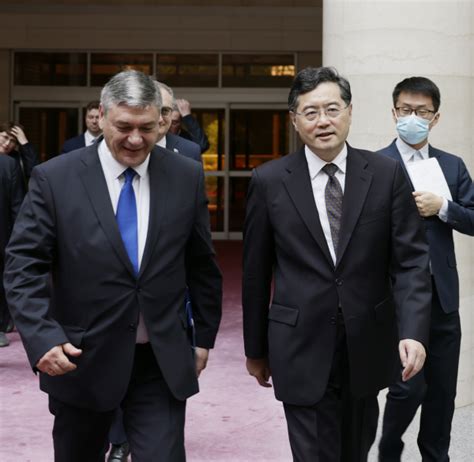 秦刚会见俄罗斯副外长鲁登科
