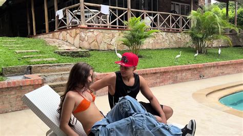 Il Mio Vicino Entra In Casa Mia E Scopiamo In Piscina