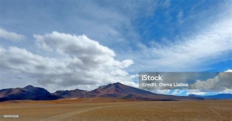 사막의 볼리비아 안데스 산맥 화산 풍경 광대 한 극단적 인 지형 인상적인 흐린 하늘 모험 화산 올라그로 가는 길 산 위에 구름 경관에 대한 스톡 사진 및 기타 이미지