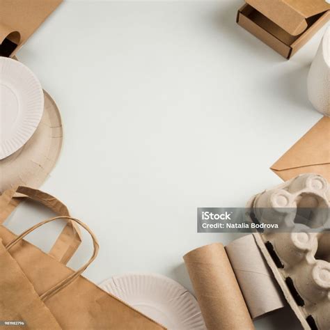 재활용 종이에서 만든 제품 일회용 식기 패키지 상자 골 판지 계란 포장 봉투 화장지 개념 환경 보호 자연 보호 재활용 상위 뷰