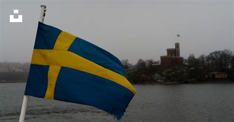 물 위에 날아가는 파란색과 노란색 깃발 사진 Unsplash의 무료 스웨덴 이미지