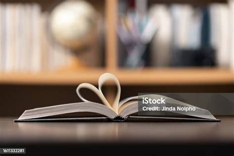 교육 학습 개념입니다 오래된 교과서가 펼쳐진 도서관의 책 독서 책상에 문학 텍스트 아카이브 더미 학교 학습 교실 배경의 책장 통로 0명에 대한 스톡 사진 및 기타 이미지