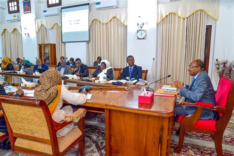 Rais Wa Zanzibar Mhedkhussein Mwinyi Azungumza Na Waziri Wa Elimu