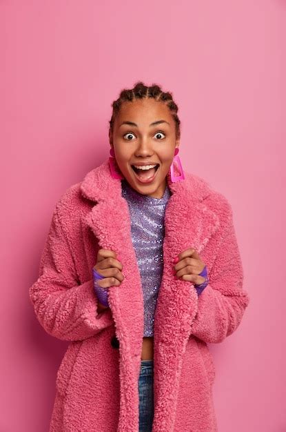 Крупным планом молодая привлекательная и харизматичная женщина изолирована Бесплатно Фото