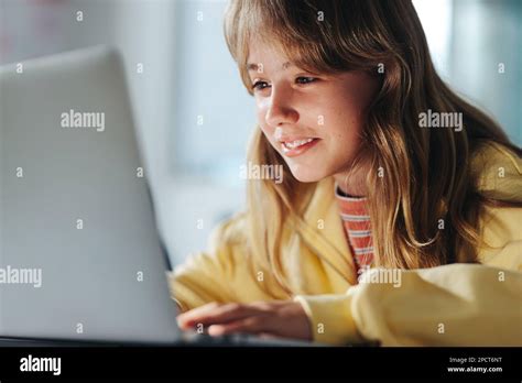 Jeunes étudiantes Qui Apprennent à Programmer Avec Un Ordinateur
