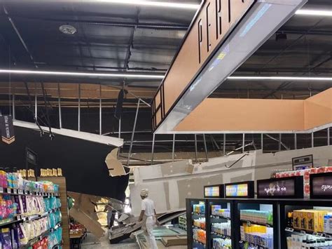 Teto De Supermercado Desaba E Duas Pessoas Ficam Feridas