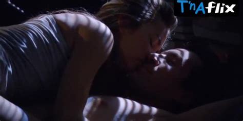 Kamilla Senjo Sexy Scene In Brisant