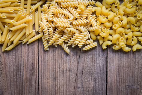 파스타 배경 원시 마카로니 질감 배경 펜네 파스타 및 나선형 파스타 음식 요리를 위한 조리되지 않은 맛있는 파스타 0명에 대한 스톡 사진 및 기타 이미지 Istock