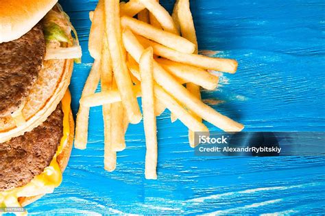 더미 의 입맛을 돋우는 프렌치 프라이와 함께 제공 0명에 대한 스톡 사진 및 기타 이미지 0명 감자 요리 건강에 좋지 않은 음식 Istock