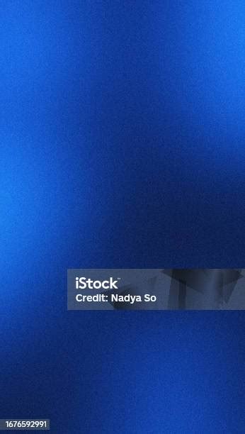 진한 파란색 거친 그라데이션 수직 배경 소음 질감 추상 모바일 벽지 배경 디자인 0명에 대한 스톡 벡터 아트 및 기타 이미지 0명 거친 필름 효과 곡초류 Istock