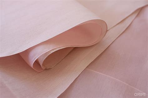 밝은 보랏빛 저고리와 연분홍 치마 오리미 신부한복