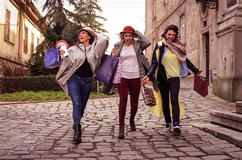 젊은 여성의 가장 좋은 친구 거리에서 쇼핑 하 고 물 거리를 실행 하는 여자 3 명에 대한 스톡 사진 및 기타 이미지 3 명 가방 거리 Istock