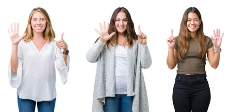 흰색 절연 배경 위에 세 젊은 아름 다운 여성의 그룹의 콜라주 표시 하 고 자신감과 행복 웃는 동안 여섯 손가락으로 가리키는 가리키기에 대한 스톡 사진 및 기타 이미지