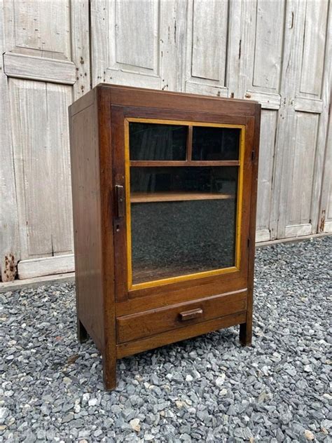 ตู้โชว์เซี่ยงไฮ้ขาหมู มีคิ้วคาดกระจกใบเล็ก โดยร้านโสภาไม้เก่าสุพรรณ อ สองพี่น้อง จ สุพรรณบุรี