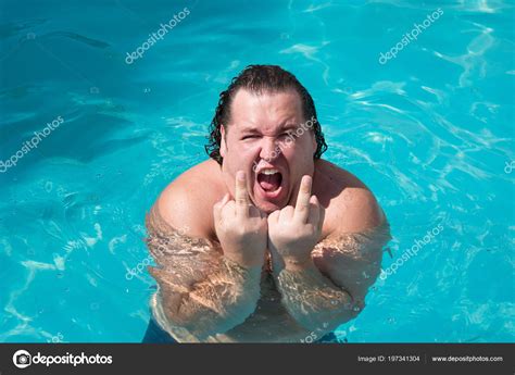 Persone Grasse In Piscina