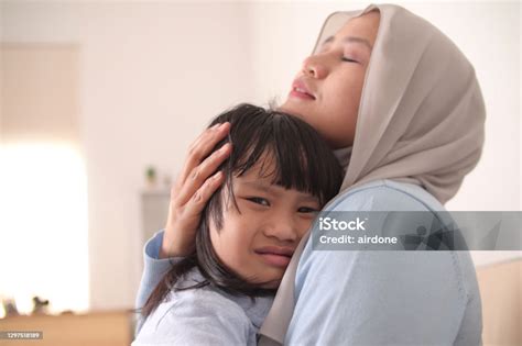 Asiatische Muslimische Mutter Hijab Beruhigt Ihre Traurige Und Weinende