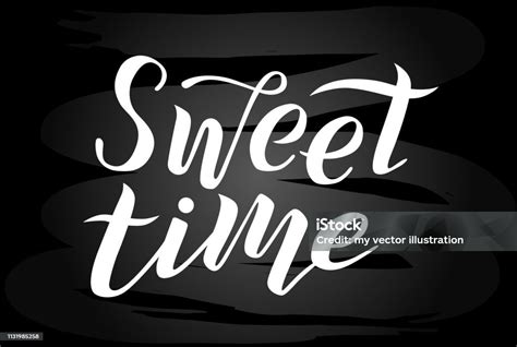 달콤한 시간 칠판 배경에 흰색 레터링 텍스트 낭만적 인 사랑 인쇄 수 제 브러시 서 예 벡터 일러스트입니다 포스터 로고 카드 배너 엽서 및 인쇄를 위한 달콤한 벡터 디자인