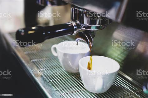 커피숍의 커피 머신 커피숍의 커피 메이커에서 에스프레소 샷 강철에 대한 스톡 사진 및 기타 이미지 강철 기계류 따르기 Istock