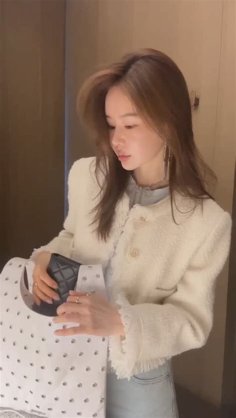 파티수 밑단의 셔링 디자인이 매력을 더해주는 페미닌한 무드의 뷔스티에와 스커트 셋업밑단의 넓은 리얼 포켓 디자인으로 이루어져 포인트 톡톡히 해드릴 스트라이프 셔츠와