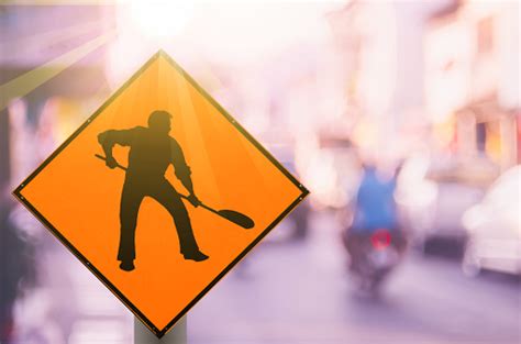 다채로운 보케 빛 추상적 인 배경흐림 교통 도로에 건설 경고 표지판 교통 및 여행 개념의 공간을 복사합니다 복고풍 톤 필터 효과 색상 스타일입니다 거리에 대한 스톡 사진 및