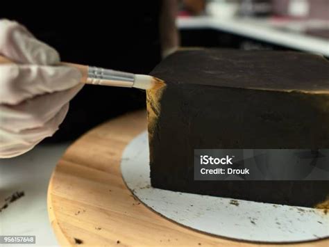 블랙 디자이너 케이크의 단계별 준비입니다 제과 장식 블랙 케이크 골드 음식 페인트 개념에 대한 스톡 사진 및 기타 이미지 개념 금도금 러시아 Istock