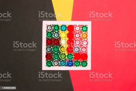 다채로운 보석 창조적 인 예술 디자인 복사 공간 추상적 인 디자인 최소한의 개념으로 가득 찬 프레임이있는 검은 색 빨간색 노란색 배경 0명에 대한 스톡 사진 및 기타 이미지