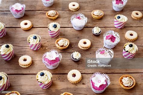 다양한 컵케이크 타르트 쿠키가 있는 테이블 스튜디오 샷 0명에 대한 스톡 사진 및 기타 이미지 0명 갈색 개념 Istock