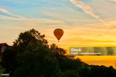 해질녘의 풍선 풍선은 일몰에 날고 있습니다 해질녘 풍선이 숲 위를 떠다닙니다 열기구를 타고 숲을 지나 석양 속으로 들어갑니다 유럽 바이에른 나쁜 아이블링의 풍선 개념에 대한