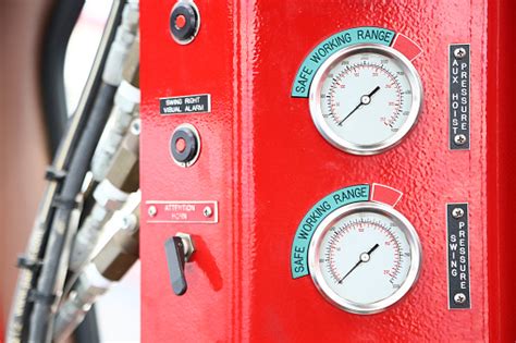 제어 실에서 유압 부하 표시기 계기 유압 시스템 및 연산자 또는 전문가 의해 모니터의 상태 유압 시스템 및 기타 장비 유지 보수 일상적인 작업 표시를 표시 합니다 강철에