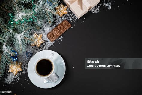 크리스마스와 새해 장식 구성 텍스트의 장소가 있는 어두운 배경의 모피 나뭇가지 의 상단 보기입니다 마시멜로 진저 브레드 초콜레이트와 향기로운 커피 한 잔 0명에 대한 스톡