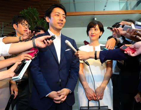小泉进次郎史无前例休“育儿假” 儿子照片首次曝光