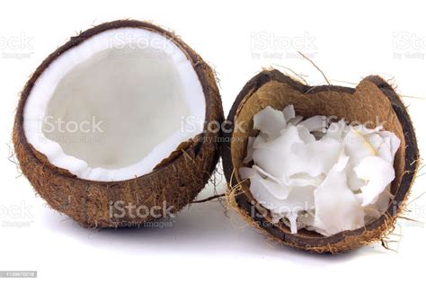 신선한 코코넛 플레이크와 칩 흰색 배경에 고립 된 나무 껍질에 배치 유기농 코코넛 가루로 빻은에 대한 스톡 사진 및 기타 이미지 가루로 빻은 갈기갈기 찢어진 갈색