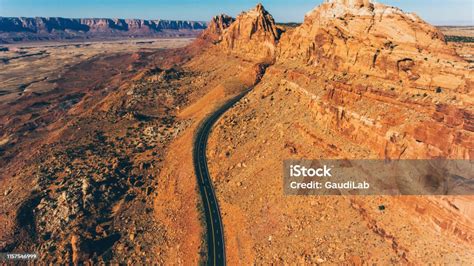 아스팔트 도로 고속도로를 따라 달리는 아름다운 바위 산맥의 공중 보기 미국 사막 풍경의 영역에서 새의 눈 풍경보기 붉은 절벽 0명에 대한 스톡 사진 및 기타 이미지 Istock