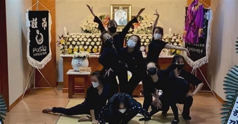 주말엔 언니가 좋아할 장례를 치르고 싶었어요”친언니 장례식에서 춤을 춘 사연