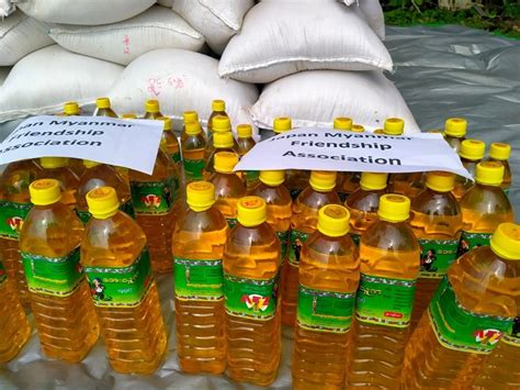 ကယားပြည်နယ်ရှိ စစ်ဘေးရှောင် ပြည်သူများကို စားသောက်ကုန် ပစ္စည်းနှင့် မိုးကာများလှူဒါန်း Khit