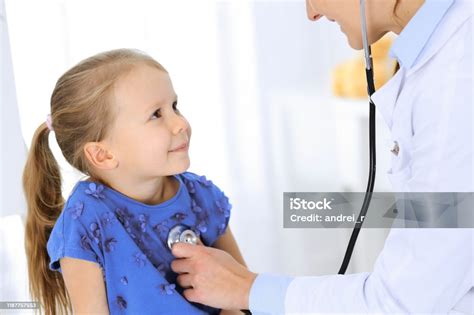 청진기로 어린 소녀를 검사하는 의사 평소 의료 검사에서 행복한 미소 아이 환자 의학 및 의료 개념 가정의 방에 대한 스톡 사진 및 기타 이미지 Istock