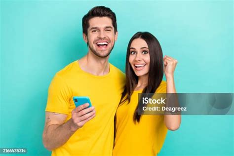 너무 기뻐하는 커플 가장 친한 친구 학생들의 사진 축하 읽기 전화 쓰기 메시지 무선 고속 Wifi 연결 청록색 배경에 고립 된 2명에 대한 스톡 사진 및 기타 이미지