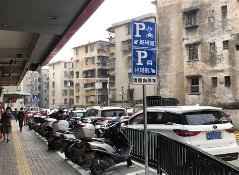 老旧社区停车整齐有序 面貌焕然一新