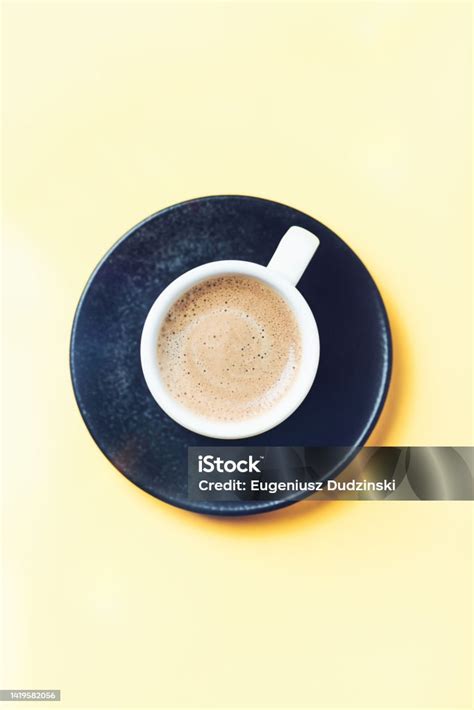 노란색 배경에 커피 한 잔 맨 위 보기입니다 공간을 복사합니다 0명에 대한 스톡 사진 및 기타 이미지 0명 개념 노랑