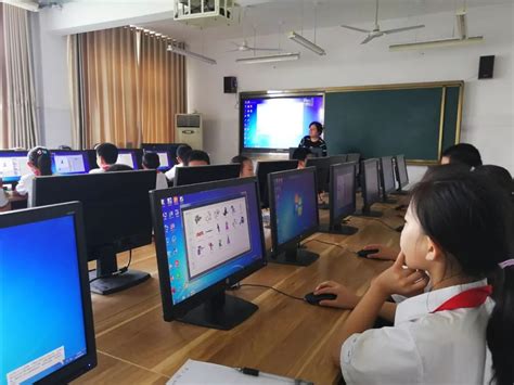 高新二实验scratch快乐编程社团课拉开帷幕同学