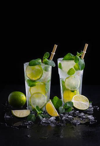 얼음 신선한 민트와 라임과 상쾌한 여름 알코올 칵테일 모히토 공간을 복사합니다 각얼음에 대한 스톡 사진 및 기타 이미지 각얼음 건강관리와 의술 과일 Istock