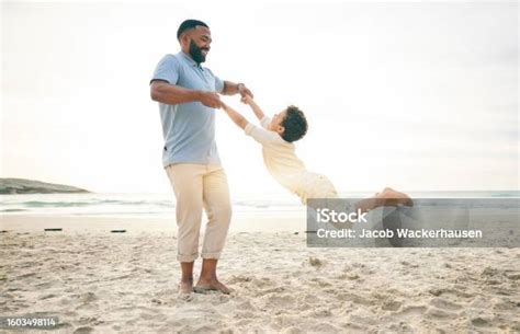 해변에서 자유 아버지와 소년 아이는 그네 재미 게임을 즐기며 자연 속에서 함께 유대감을 형성합니다 사랑 바다 부모님은 칸쿤에서 여행과 휴가를 위해 바다에서 아이와 놀고