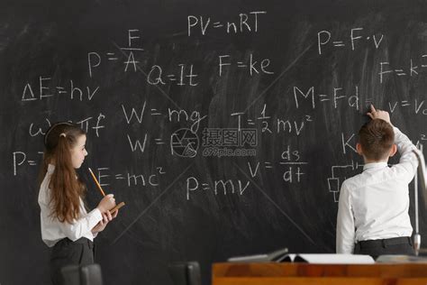 在课堂物理课的黑板附近在教室物理学课上高清图片下载 正版图片503825084 摄图网