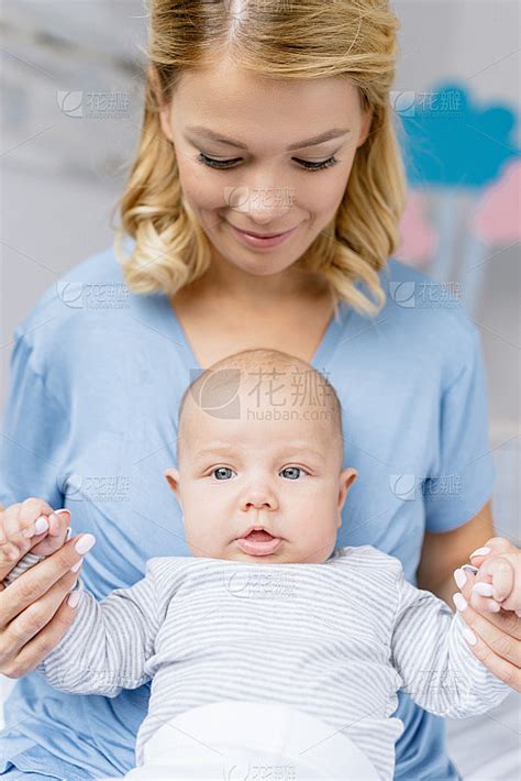 母亲牵着婴儿的手