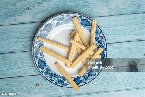 태국 달콤한 설탕 사탕 파란색 나무 배경 플랫 레이 상단보기 각도와 오래된 세라믹 접시에 스틱 나무처럼 보인다 0명에 대한 스톡 사진 및 기타 이미지 Istock