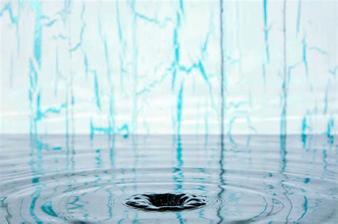 페인트를 벗겨 밝은 나무 배경에 떨어지는 빗방울에서 물에 물 튀김과 잔물결 금이 간에 대한 스톡 사진 및 기타 이미지 금이 간 깨끗한 떨어짐 Istock