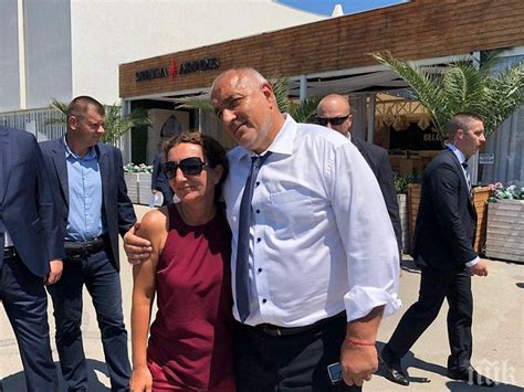 ПЪРВО В ПИК Варненци се тълпят да се снимат с Борисов СНИМКИ Информационна агенция ПИК