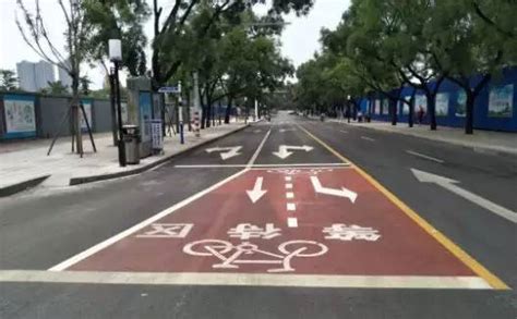 泰安一路口施划“非机动车前置等待区”，避免争抢绿灯发生事故！