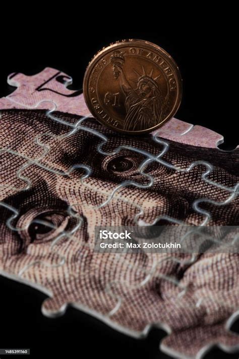 벤자민 프랭킨의 초상화를 묘사한 퍼즐 조각과 검은색 바탕에 100달러 지폐와 1달러 동전 1 달러 동전 미국 동전에 대한 스톡