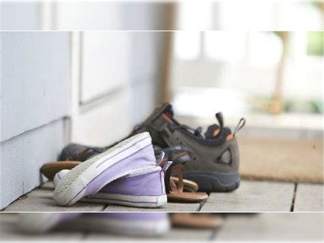 Vastu Shastra क्‍यों बुरा माना जाता है जूते चप्‍पल को उल्‍टा रखना शनि